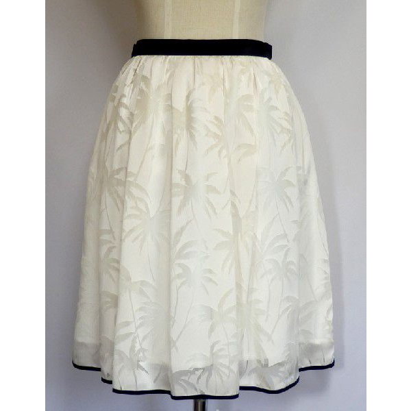 タックギャザースカート 白 ひざ丈 フレアスカート オパール Parmasel　日本製 Qoo10] パールマシェール タックギャザースカート 白 ひざ丈 フレ